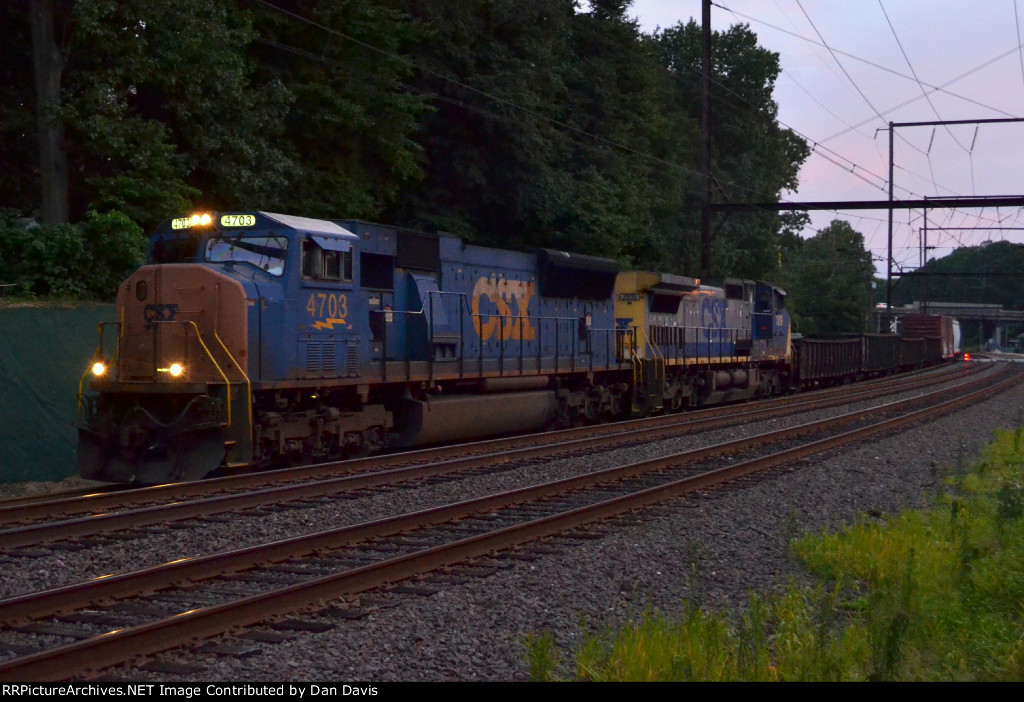 CSX SD70AC 4703 leads Q300-11
